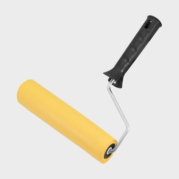 Прижимной валик резиновый для прикатки обоев и обойных стыков, пластиковая ручка. Размер 150 мм, диаметр бюгеля 6 мм.