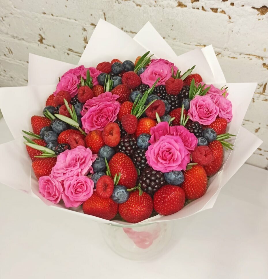 Букет из ягод с розами и розмарином (BuketOnline)
