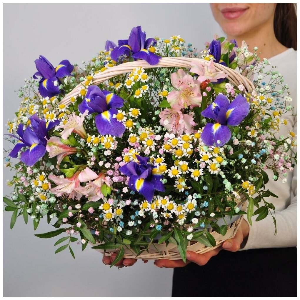Букет Королевство Праздника "Ирисы и Ромашки", в корзине, 35см, 25 цветов
