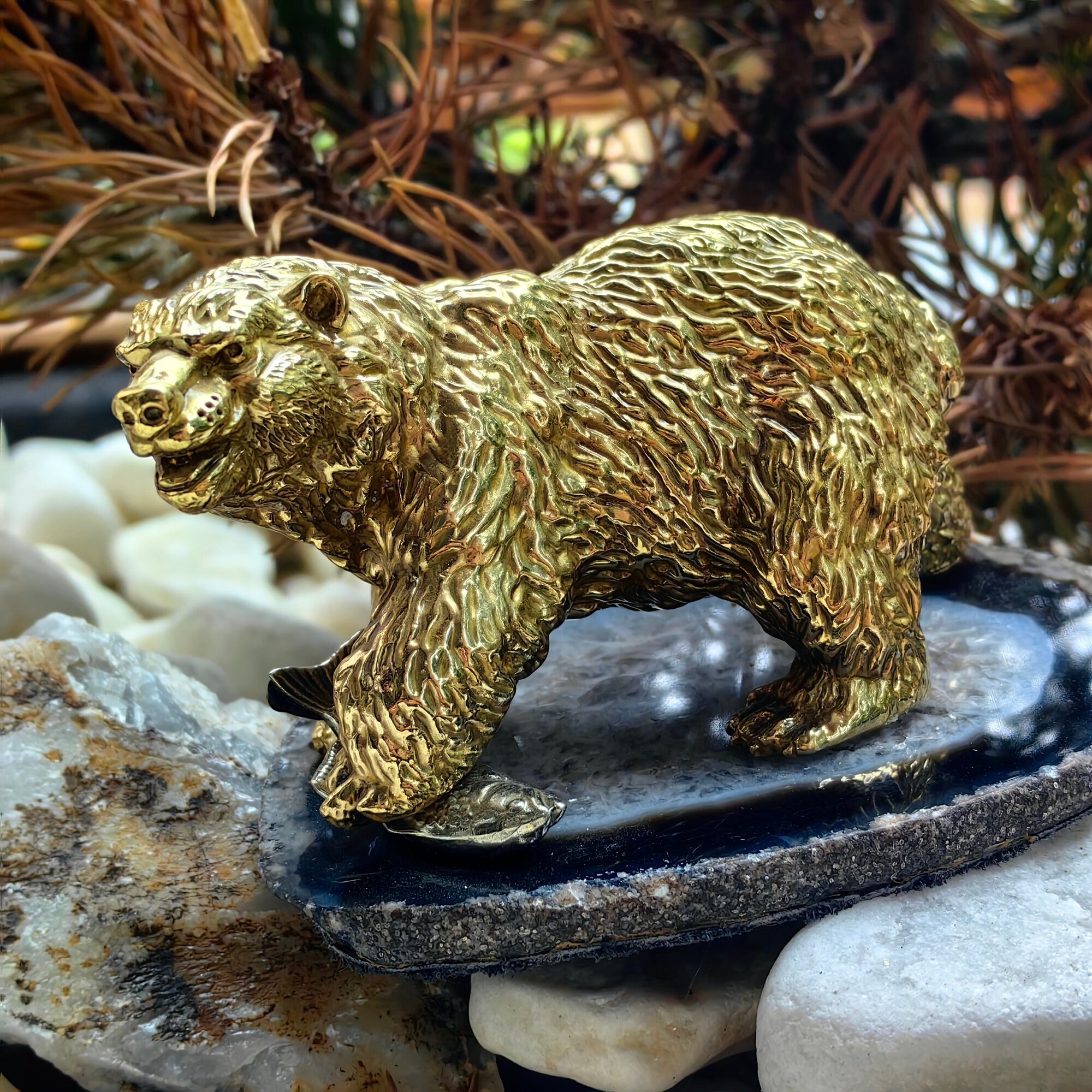 Статуэтка из бронзы и мельхиора на срезе натурального агата "Медведь поймал лосося"