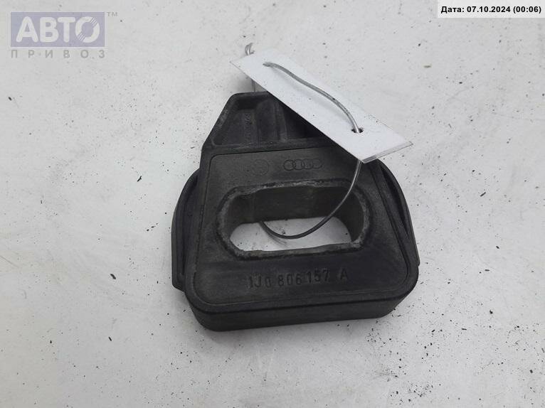 Кронштейн радиатора Volkswagen Bora