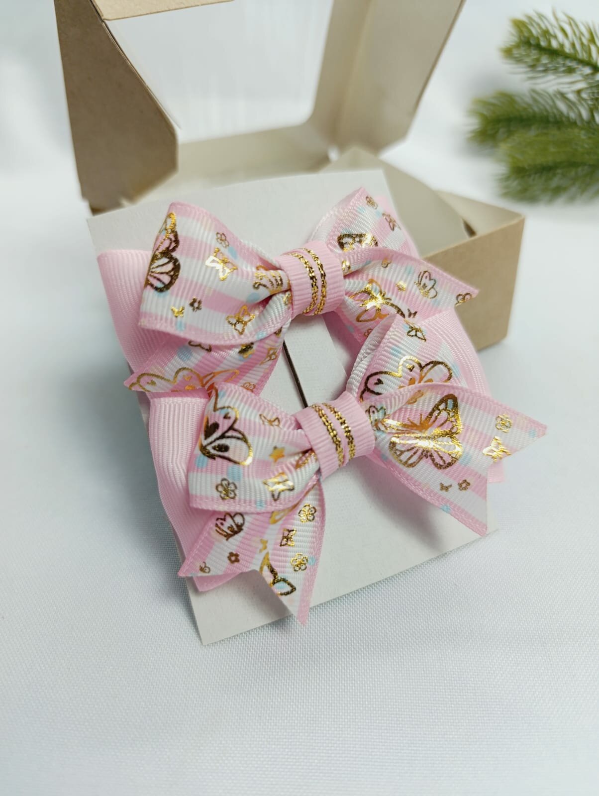 Бантики розовые на зажимах 2 шт, 6 см с золотыми бабочками
