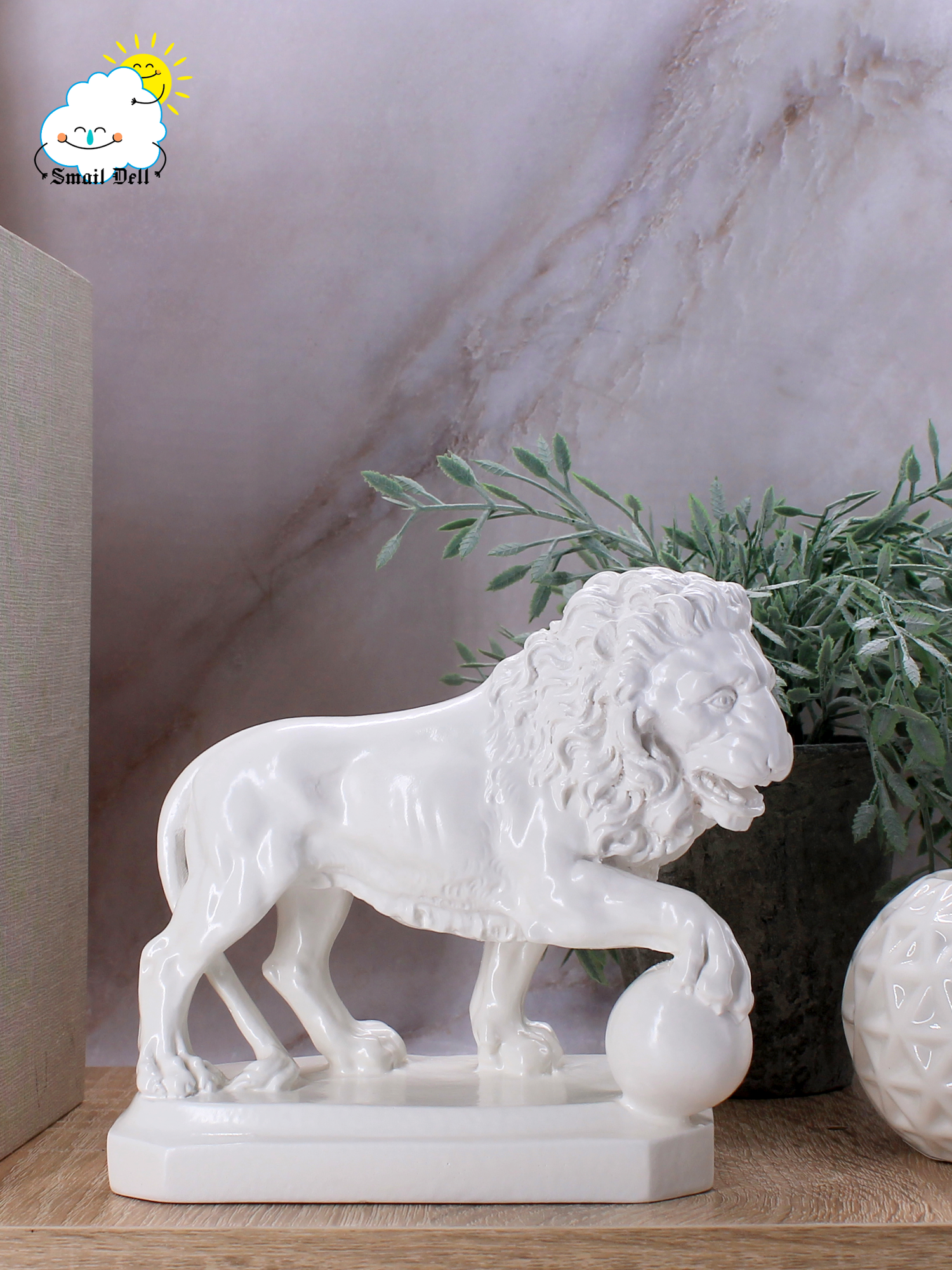 Интерьерная статуэтка Лев с шаром , 13 см , гипс, цвет белый глянец