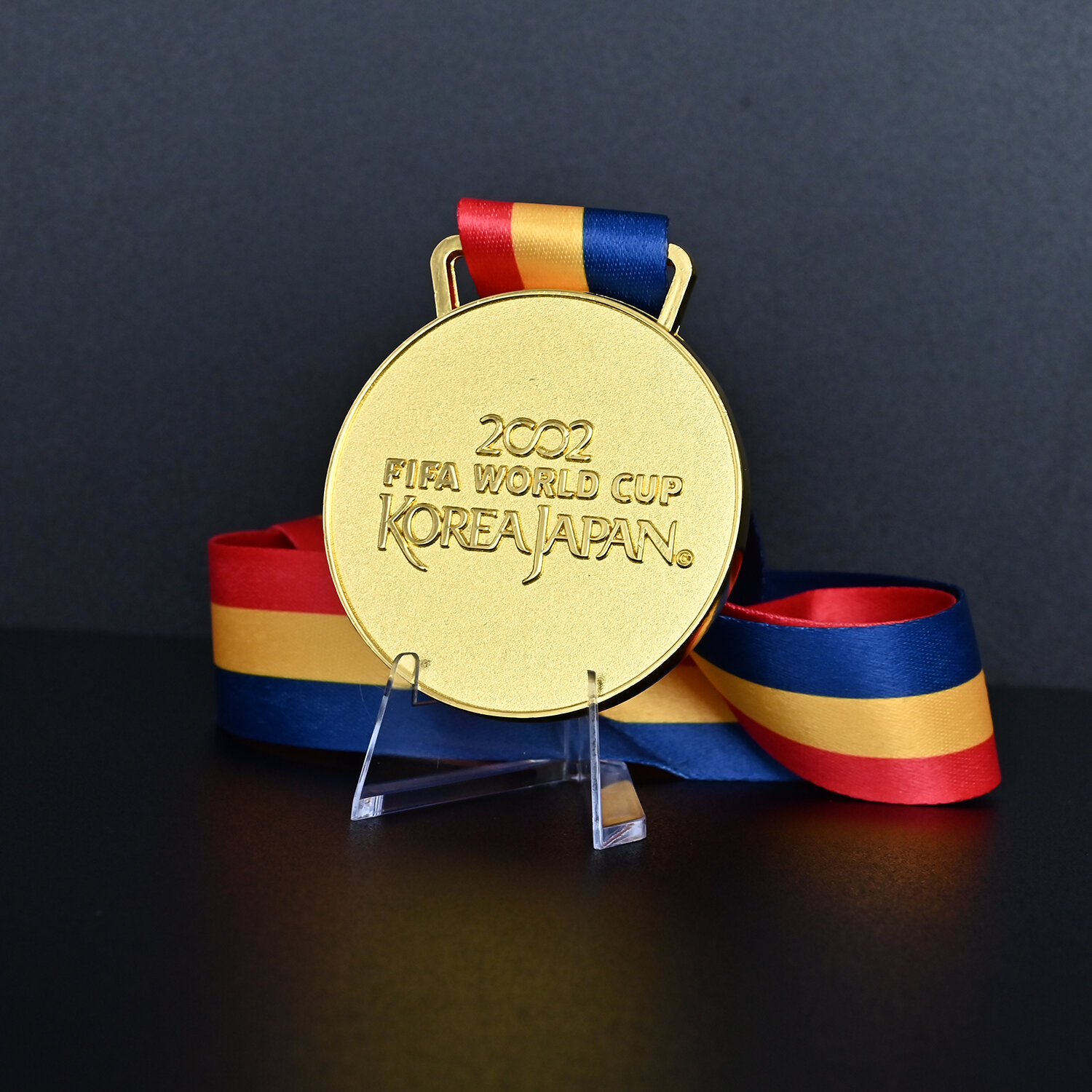 Реплика медали победителя Чемпионата мира по футболу FIFA 2002 Корея Япония в точном размере 1:1 с лентой для коллекции и подарка