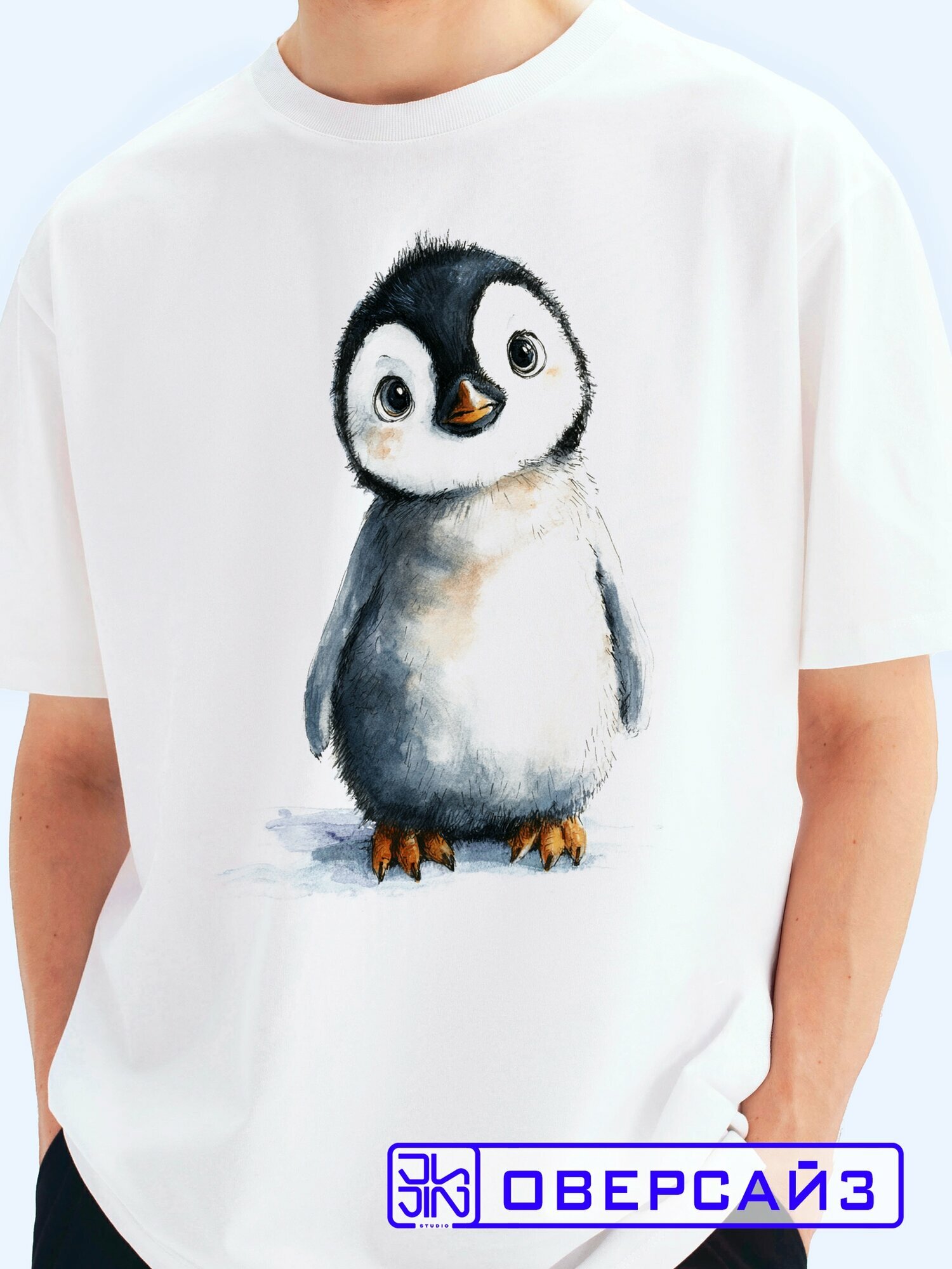Футболка оверсайз мужская с принтом Смешной черно-белый пингвин птенец, веселый серый акварельный рисунок, белый хлопковый трикотаж с прикольным рисунком на груди