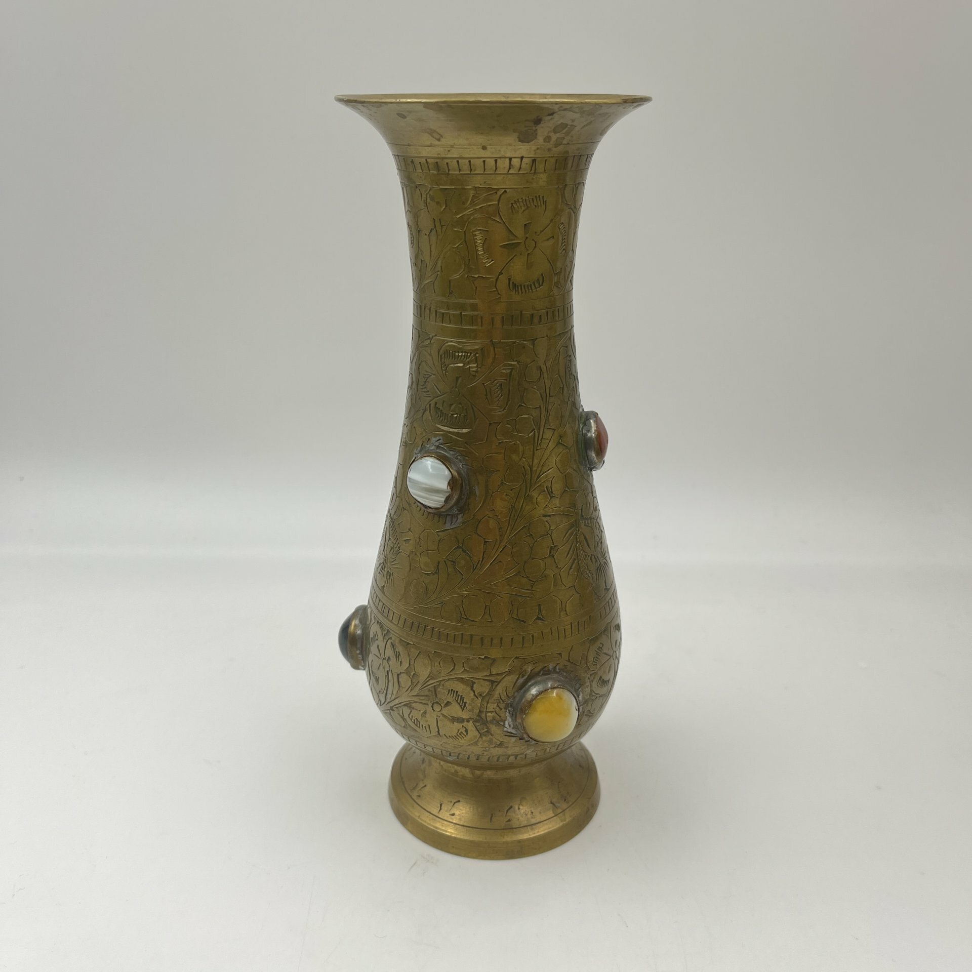 Ваза с растительным декором в восточном стиле и вставками из поделочных камней