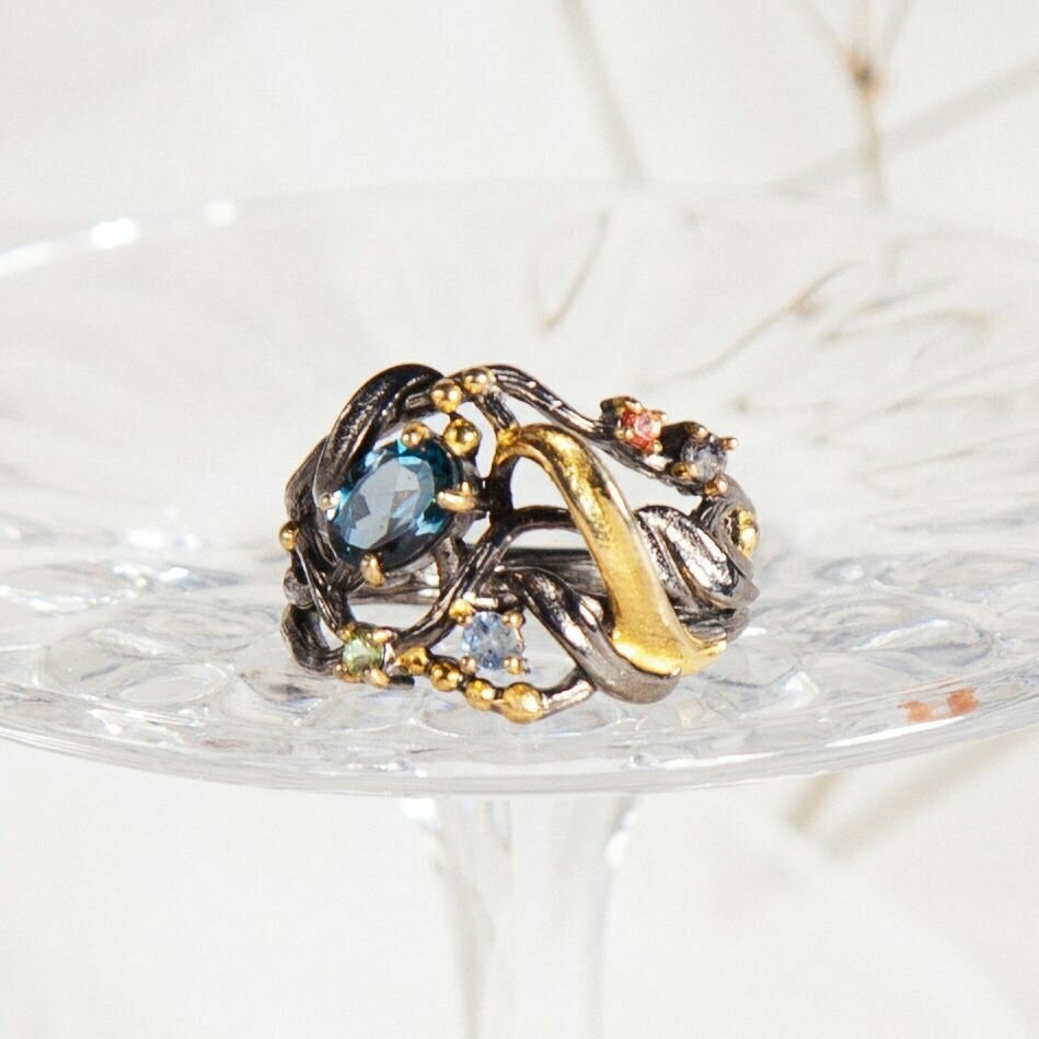 Кольцо помолвочное, серебро, 925 проба, золочение, родирование, чернение, топаз, сапфир