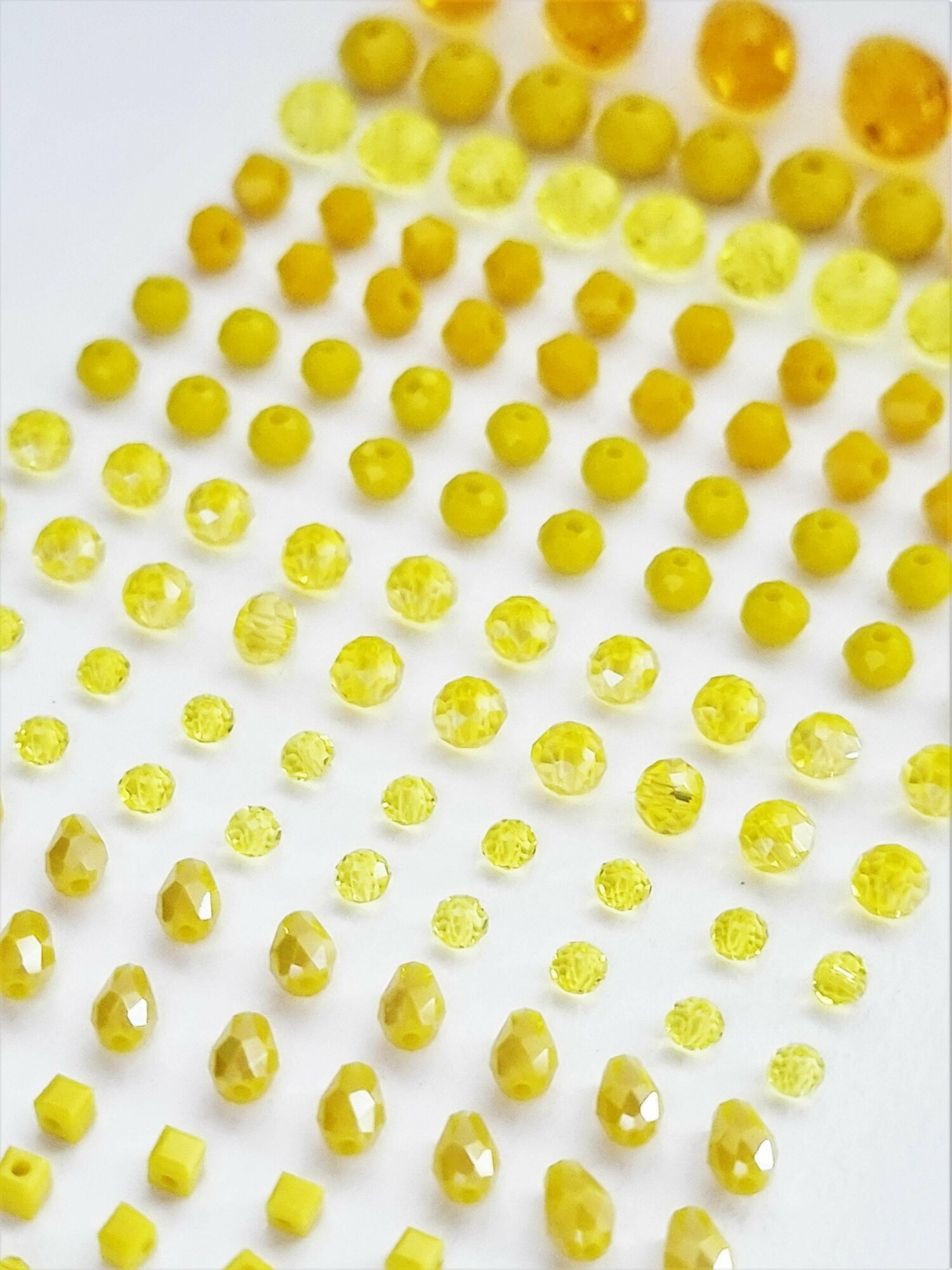 Стеклянные бусины: "Желтый блеск". 246шт.