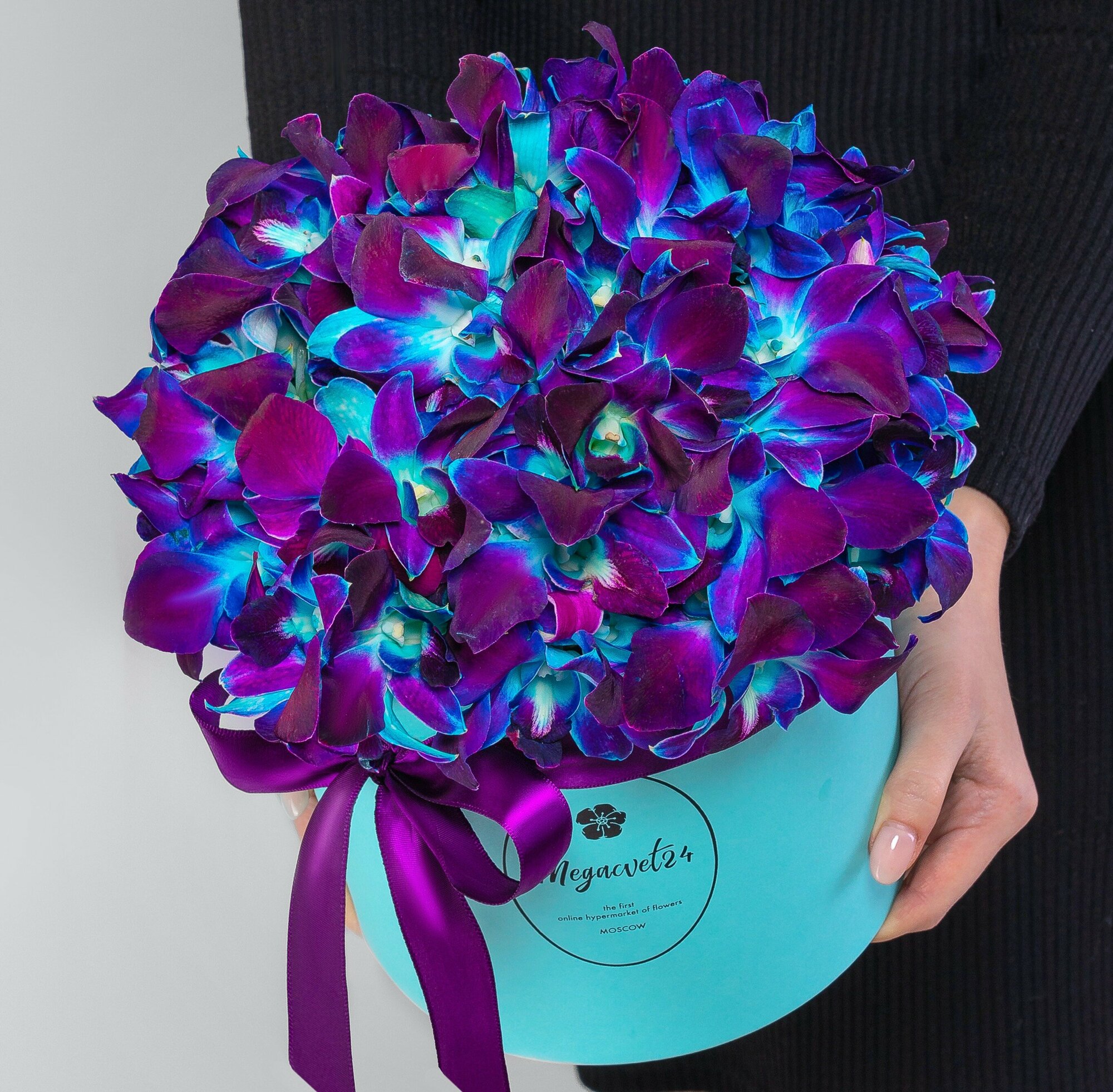 Композиция Мегацвет24 "Космос", 101 бутон синей орхидеи, в шляпной коробке