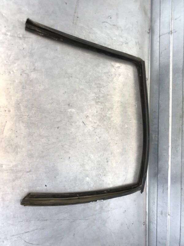 Уплотнитель стекла двери Iran Khodro Samand I XU7 2002 задн. лев. (б/у) 18203108