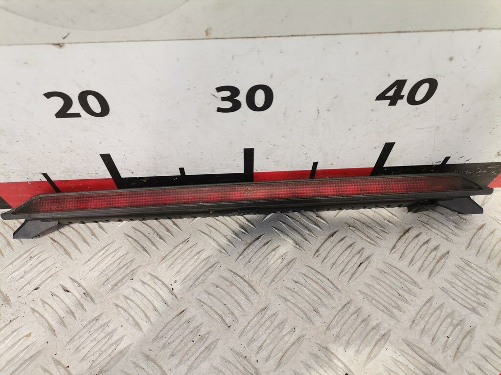 Фонарь дополнительный тормозной (стоп-сигнал) Volkswagen Golf 4 1J6945131C арт. 1520070