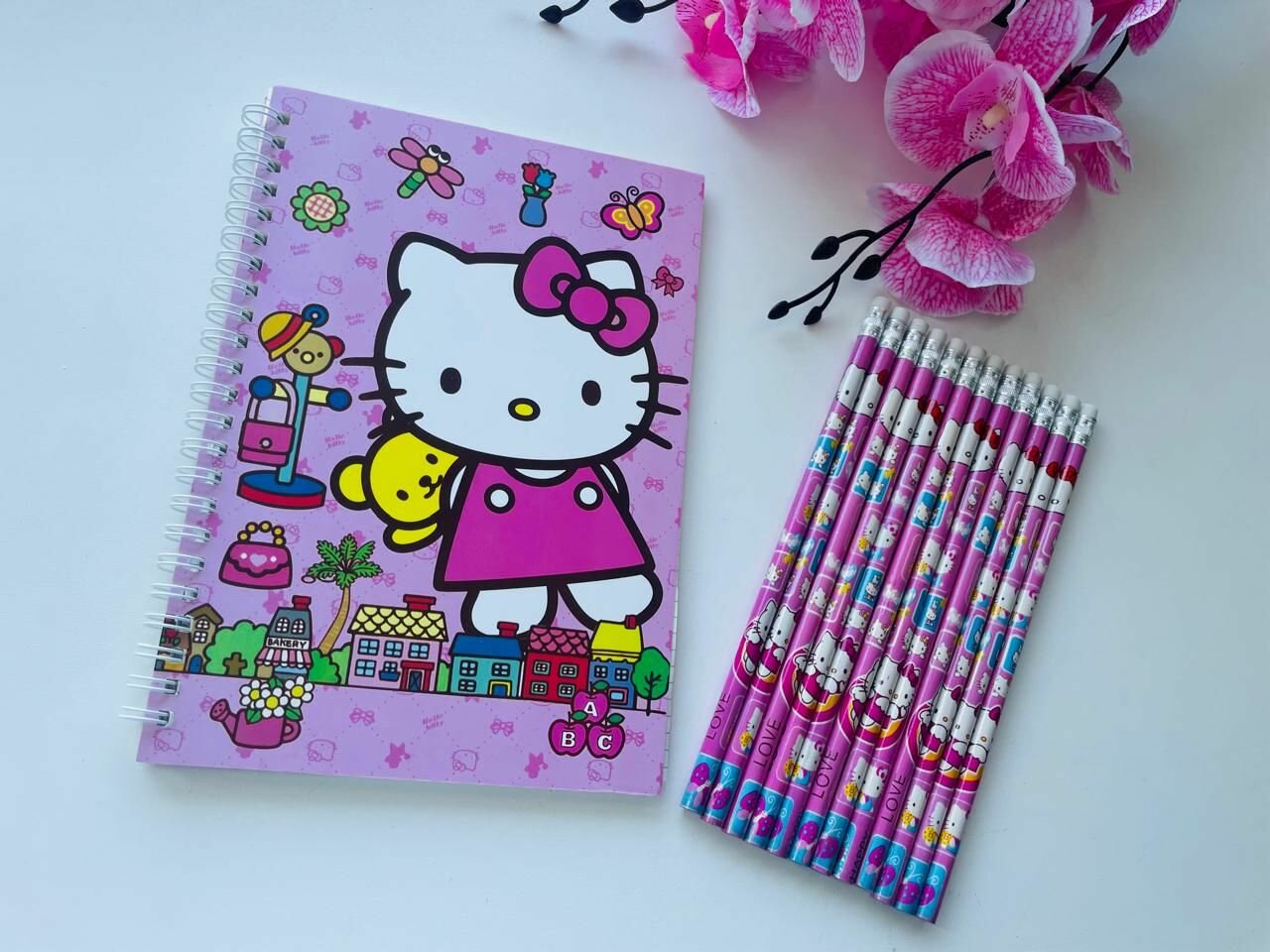 Подарочный канцелярский набор тетрадь в клетку 58 листов и 12 простых карандашей с ластиком Hello Kitty Хеллоу Китти