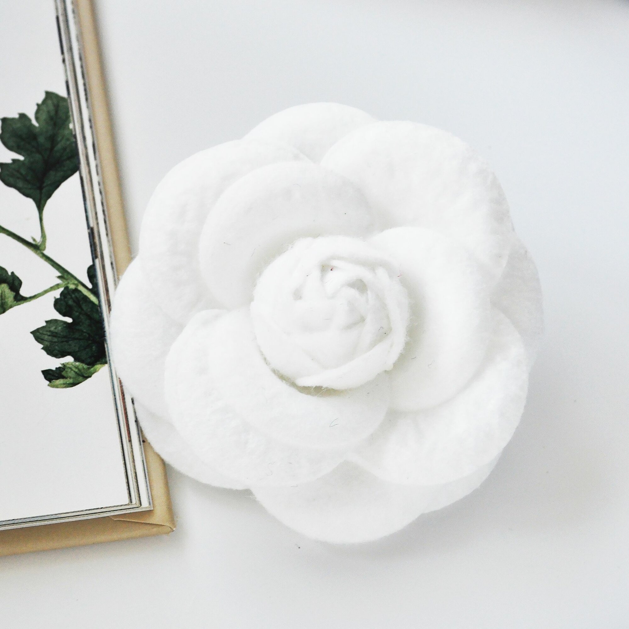 Брошь "Белоснежный Цветок" в стиле Шанель. Диаметр 7 см. Бижутерный сплав, текстиль.