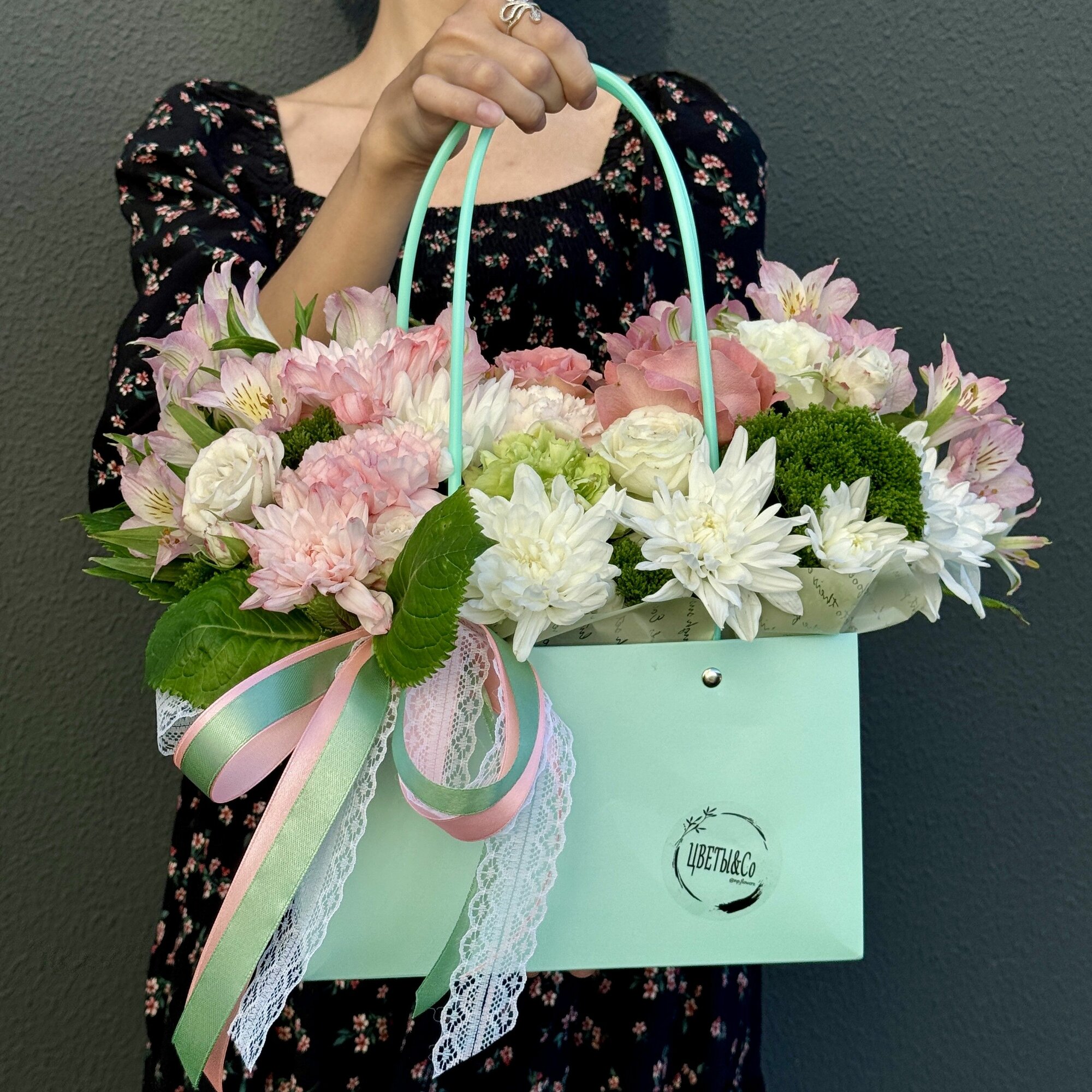 Цветы живые, цветочная композиция в сумочке с альстромерией, кустовой хризантемой "Восхищение"