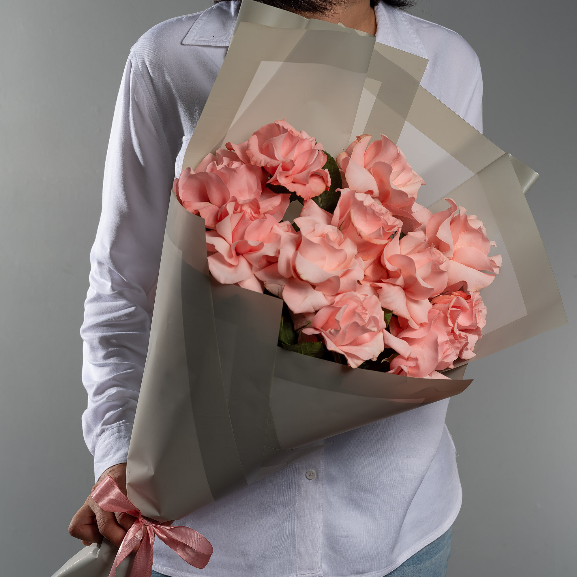 Цветы живые букет Flor-Pro Flowers из 11 розовых эквадорских роз «Би Свит» в дизайнерской упаковке