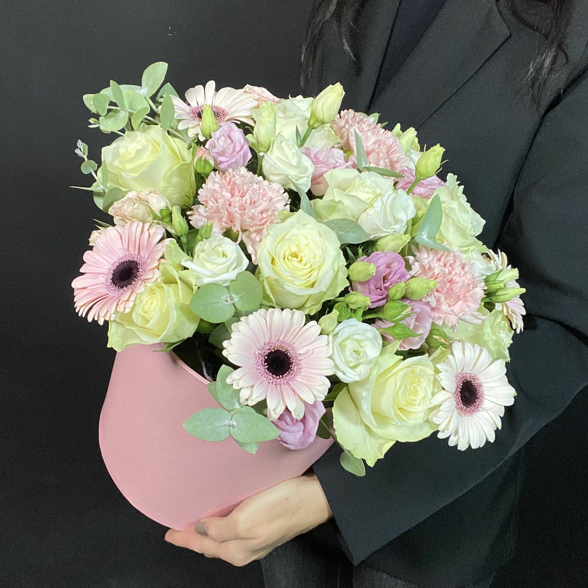 Букет в коробке (роза белая, роза кустовая розовая, гермини, диантус розовый, эустомы белая, эустома розовая, эвкалипт) — фото 1