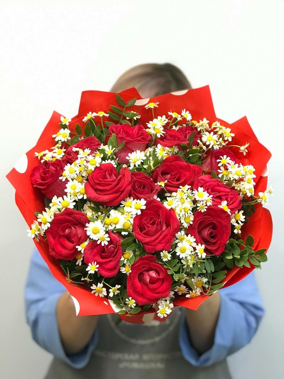 Букет из ромашек и красных роз «Краса» - S (до 30 см)