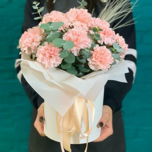 Композиция из 13 нежно-розовых гвоздик