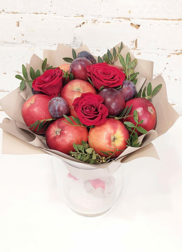 Фруктовый букет с яблоками и сливами (BuketOnline)