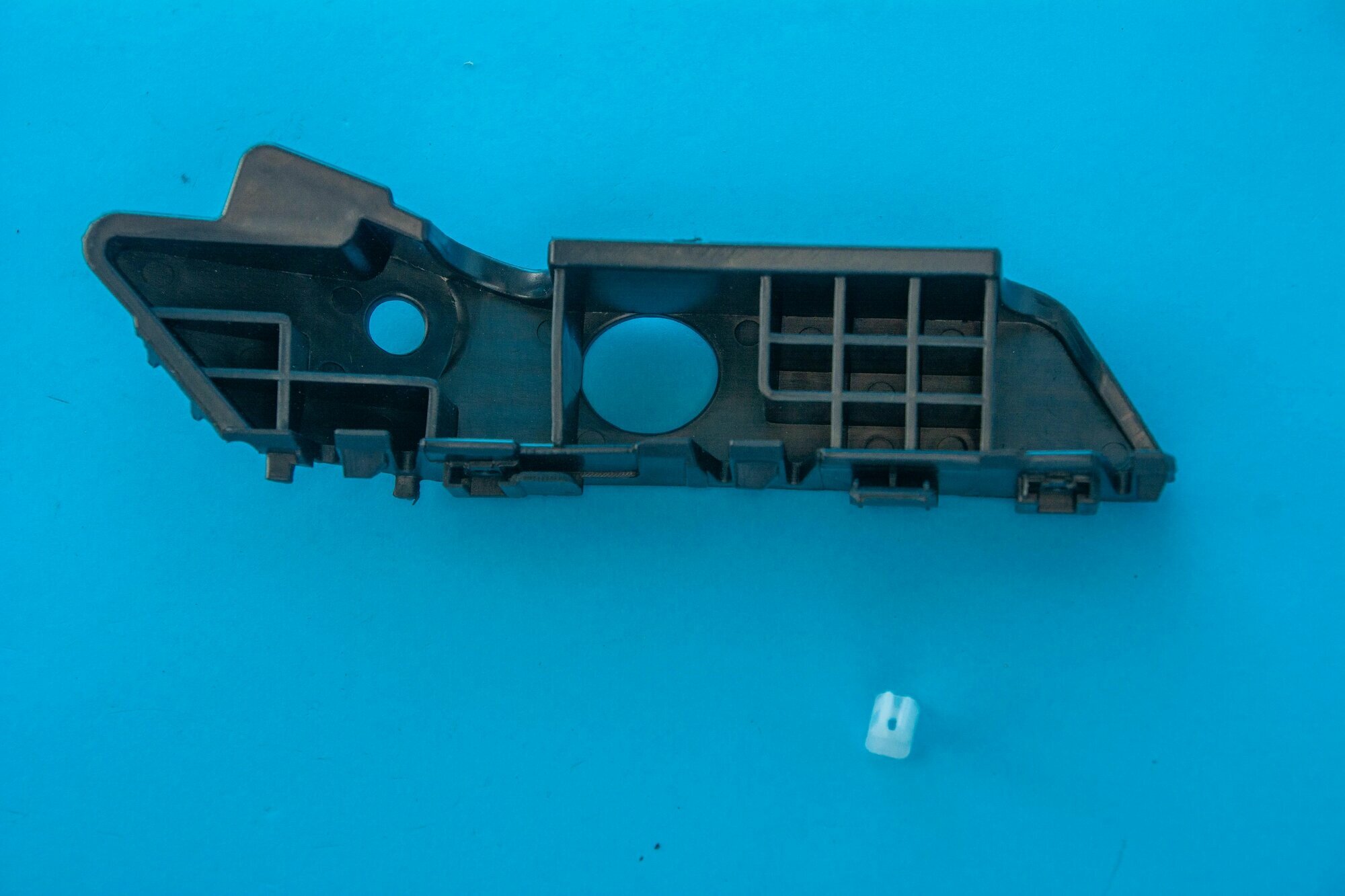 Кpонштейн, крепление, клипса переднего бампера левый Kia Rio X Line 2017-2020 Киа Рио 86513H0500