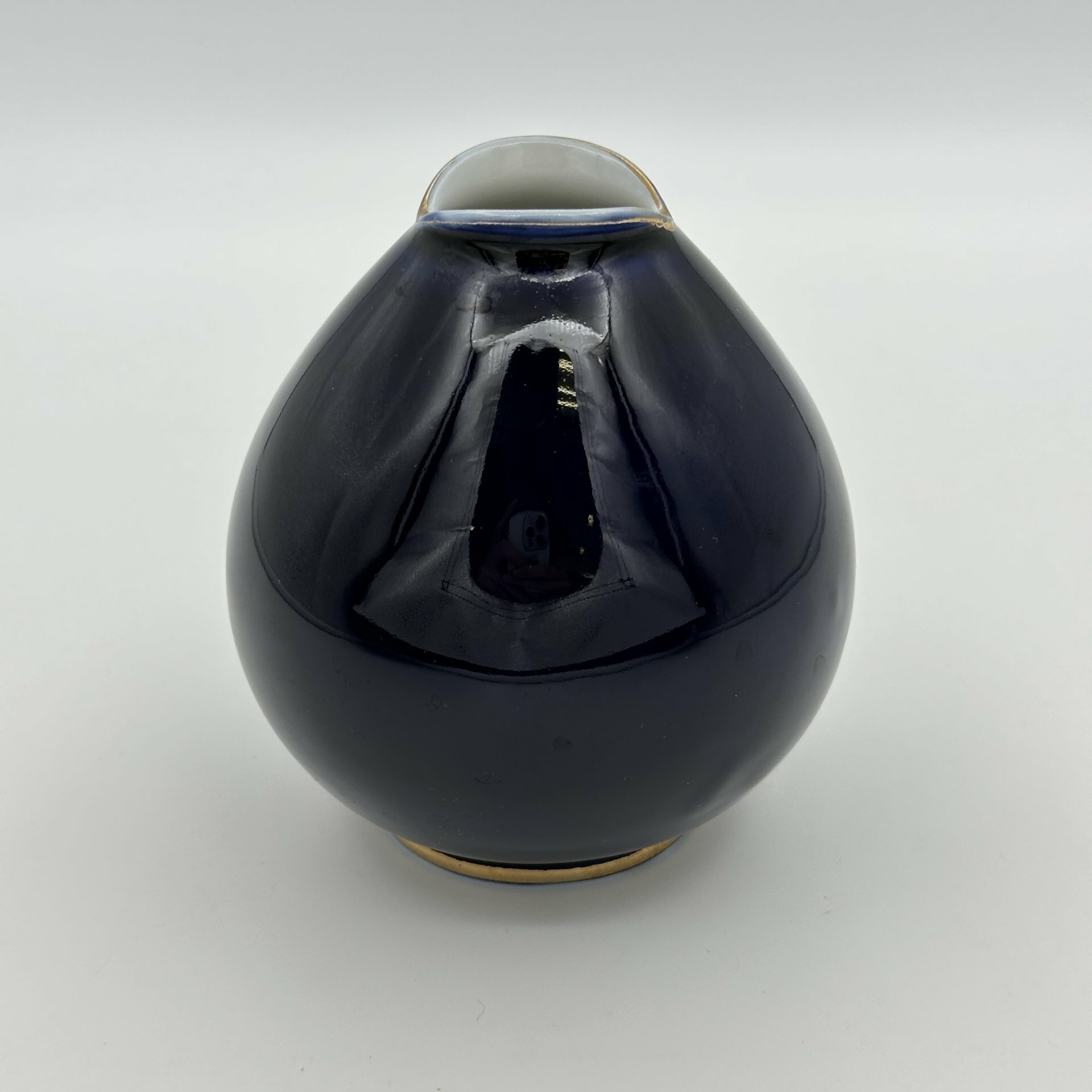 Ваза миниатюрная кобальтового цвета, автор формы С. Н. Белоглазов, фарфор, крытье