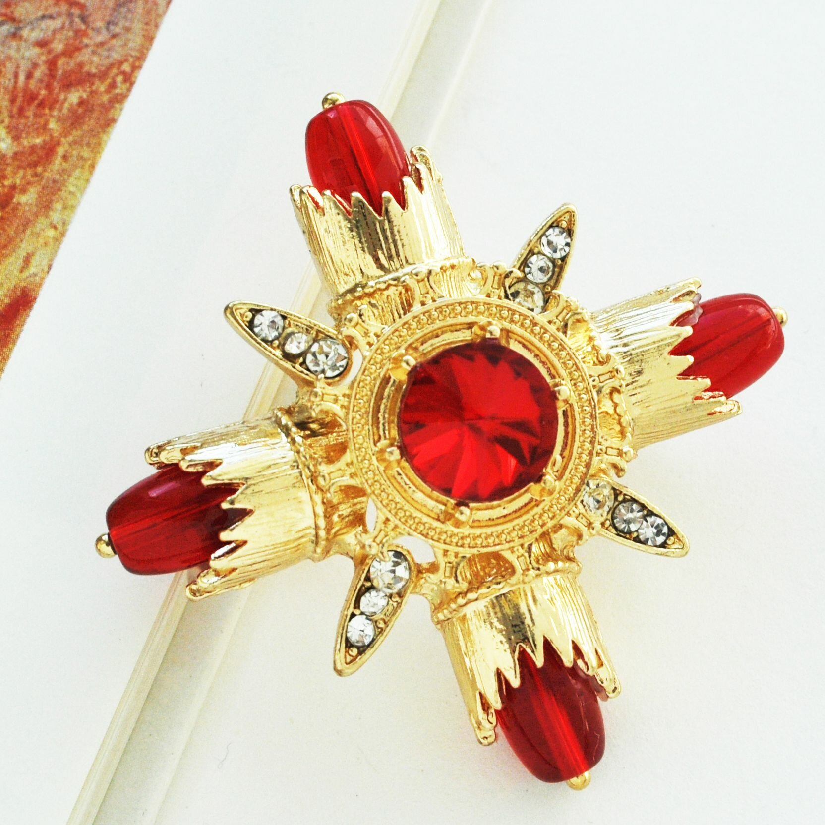 Брошь, стразы