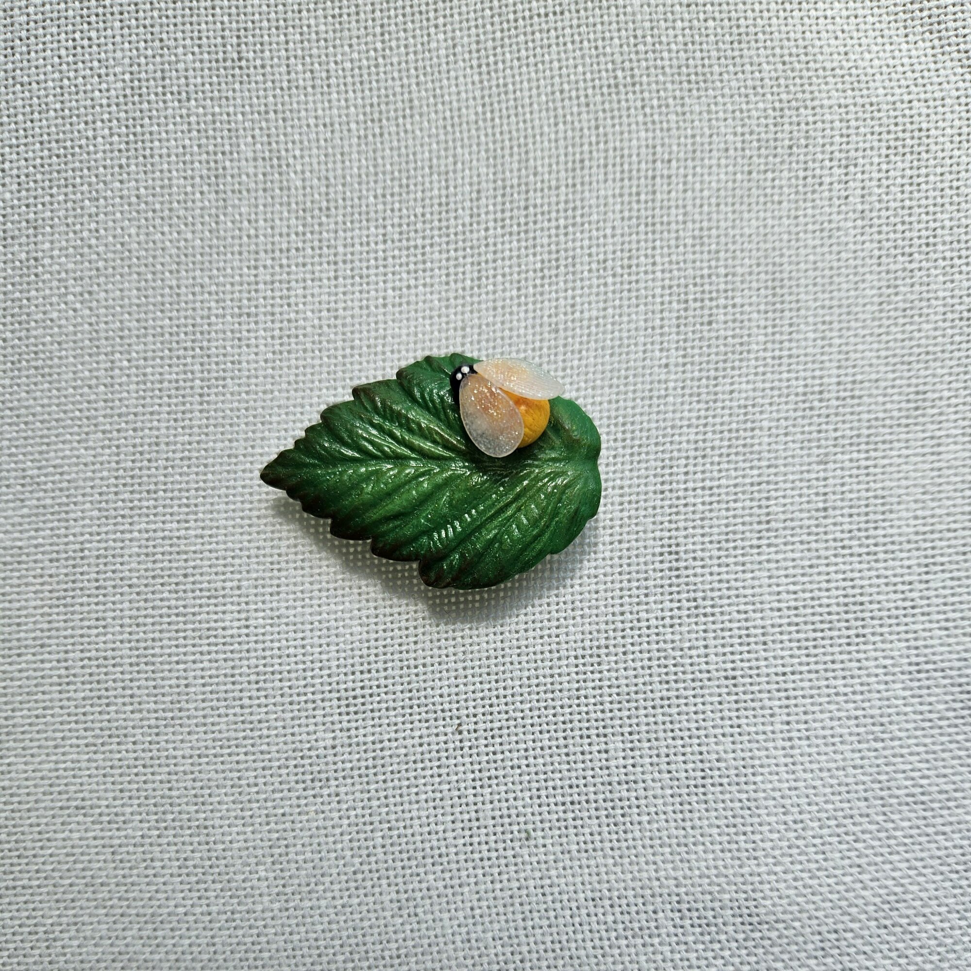 Игольница-магнит/магнитный держатель для игл "Пчёлка на листочке"