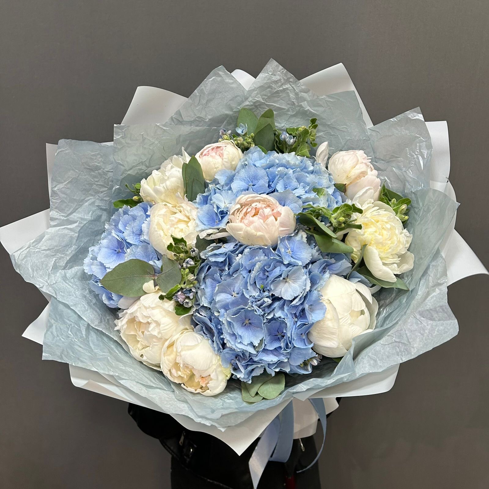 Микс из голубых гортензий, белых пионов и оксипеталлума