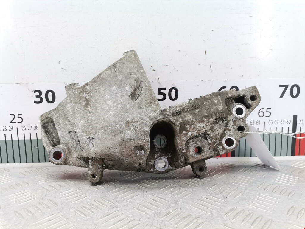 Кронштейн (крепление лапа) двигателя Renault Master 3 112310605R арт. 2117540