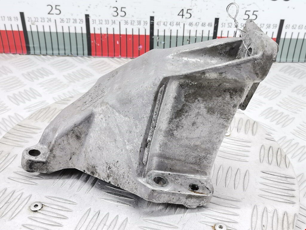 Кронштейн (крепление лапа) двигателя Volkswagen Passat 5 8D0199305 арт. 1853156