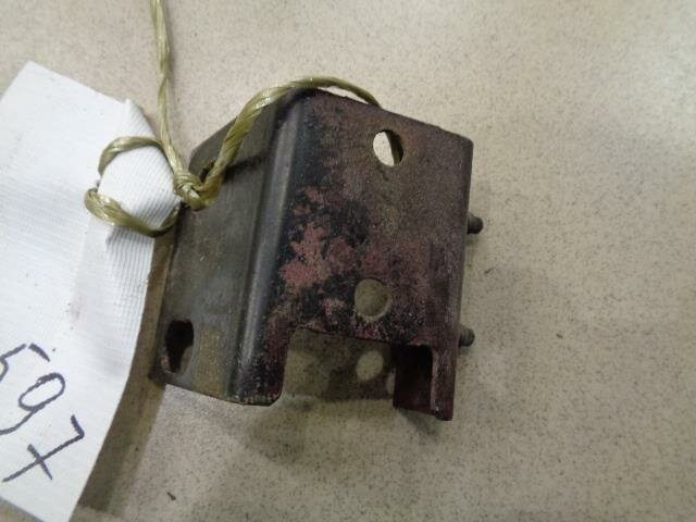 Кронштейн заднего бампера левый от Audi 80, 90 B3 1986-1991