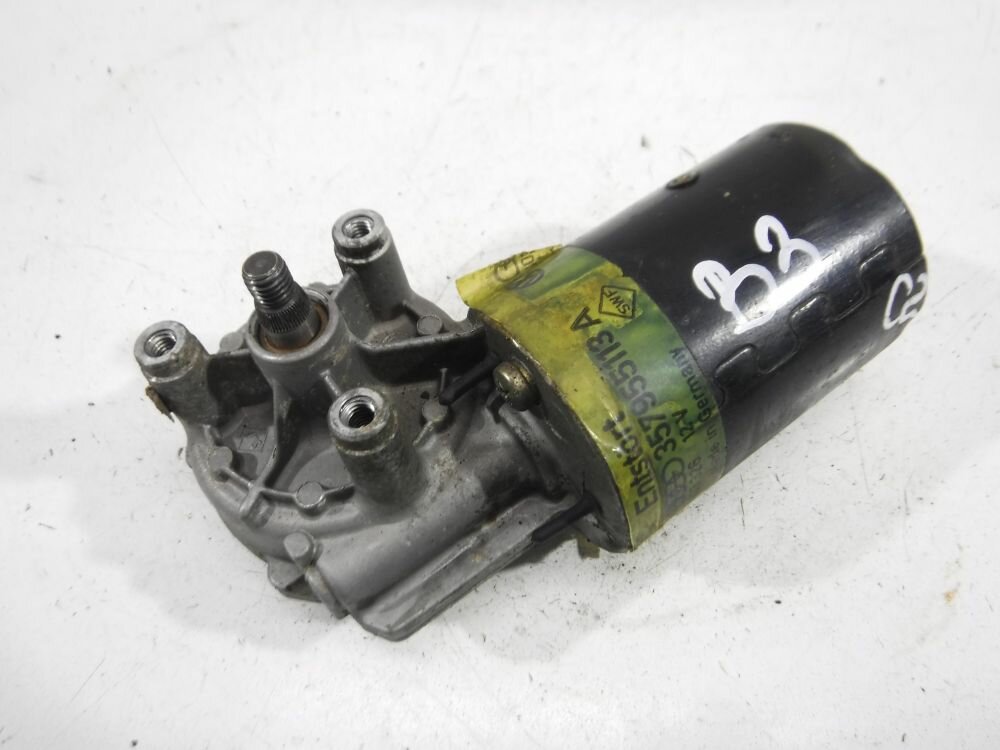 Моторчик стеклоочистителя передний VW Passat B3 357955113A