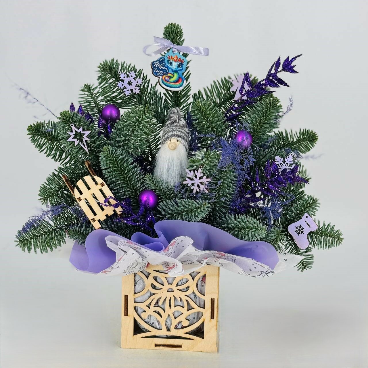 Новогодняя мини ёлочка из натуральной хвои нобилис с декором и гномом в деревянном кашпо