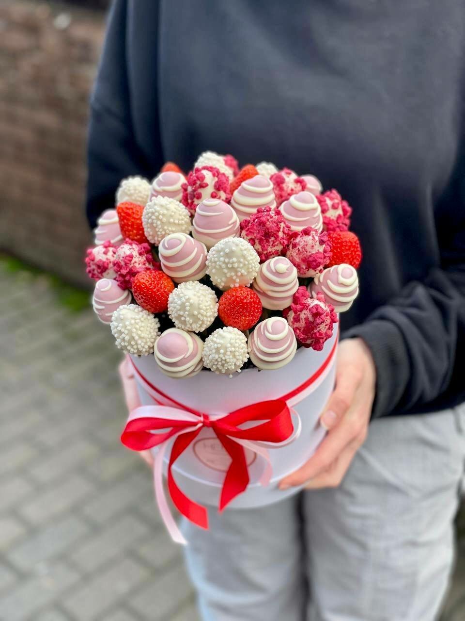 Бокс круглый с клубникой в белом и розовом шоколаде, малина, белый воздушный рис, Young, 16 см диаметр