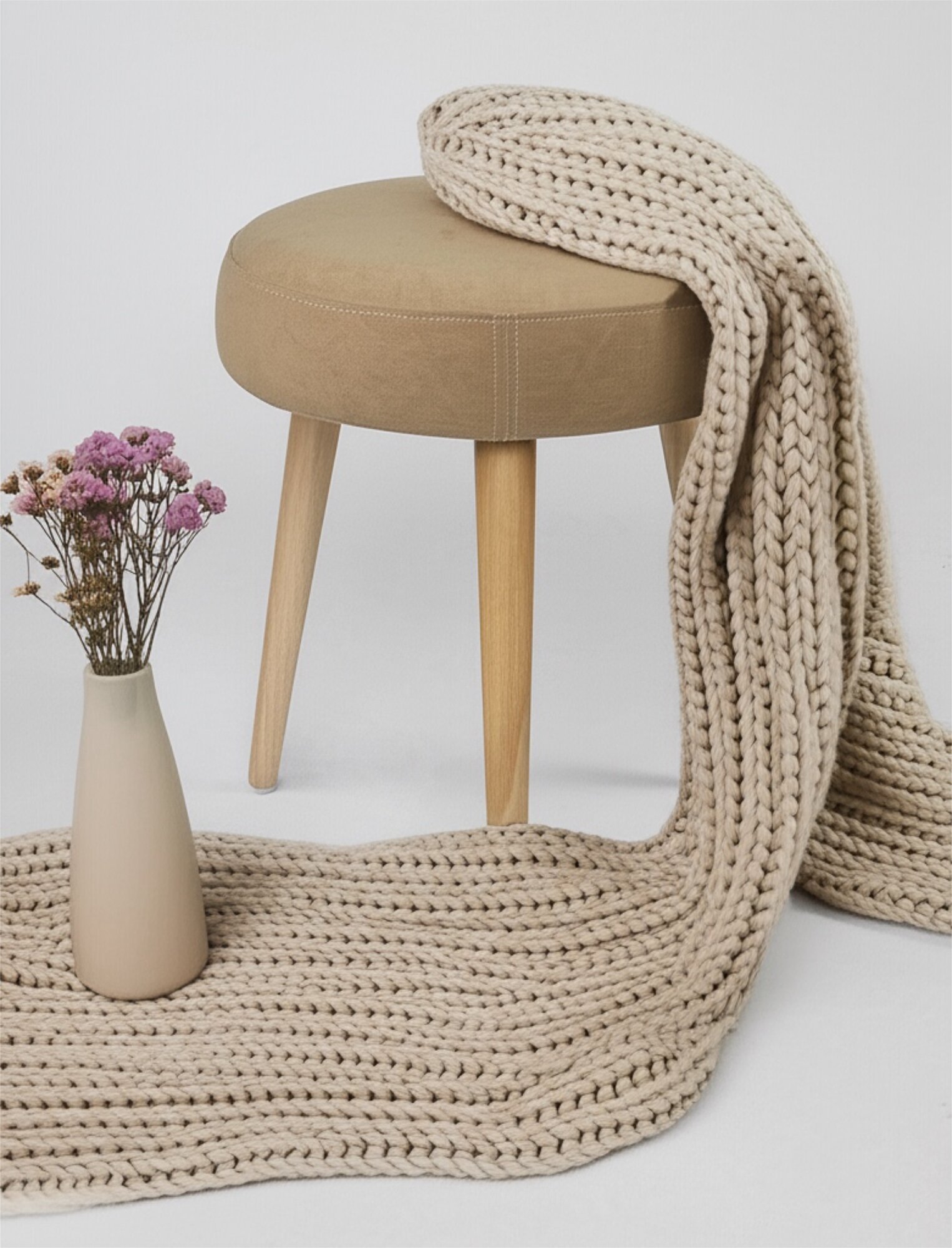 Табурет для кухни мягкий, бежевый, ножки деревянные прозрачный лак. Табуретка для кухни.