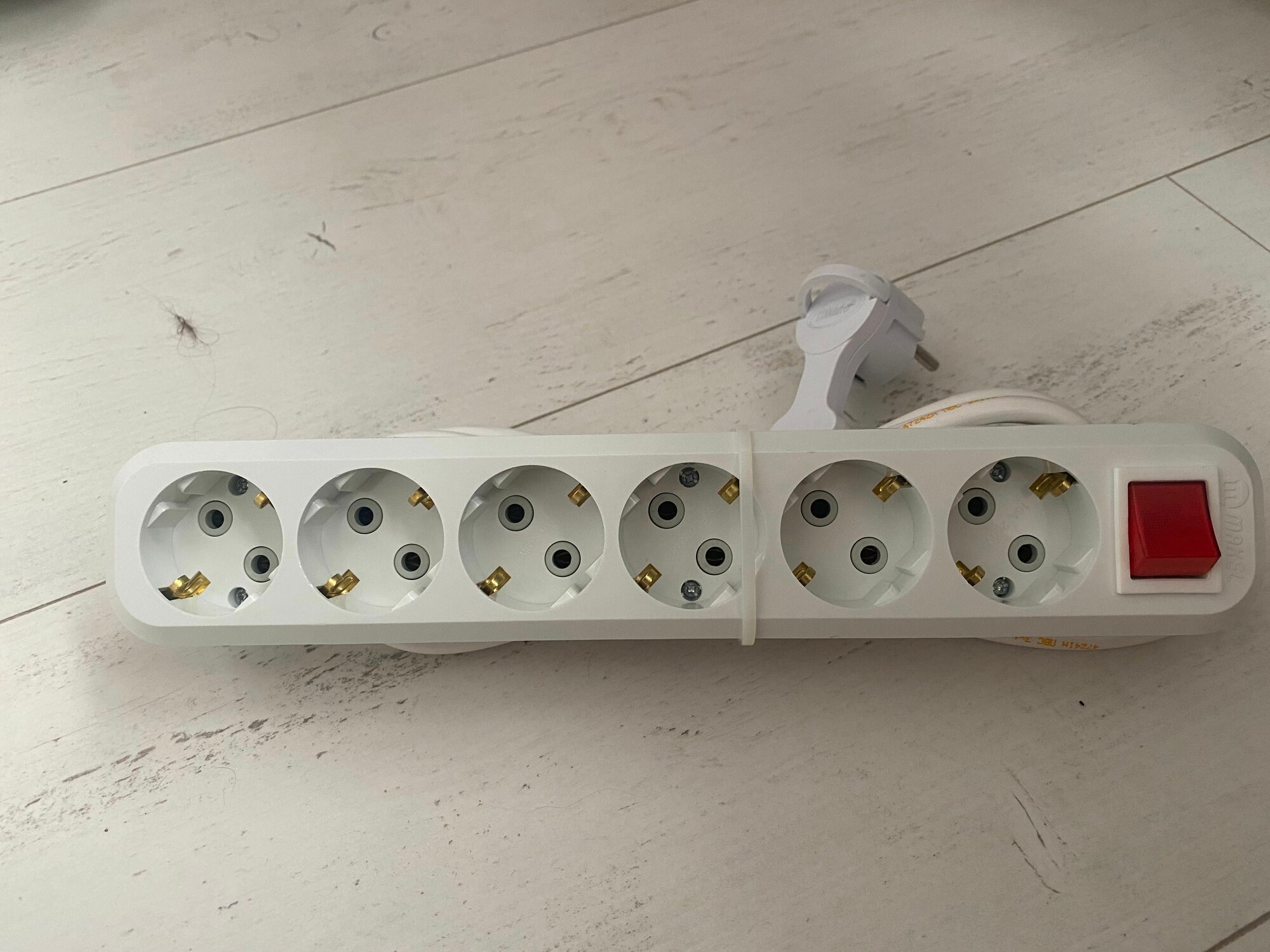 Удлинитель бытовой 6 розеток с кнопкой, 24.0 метра с плоской вилкой.