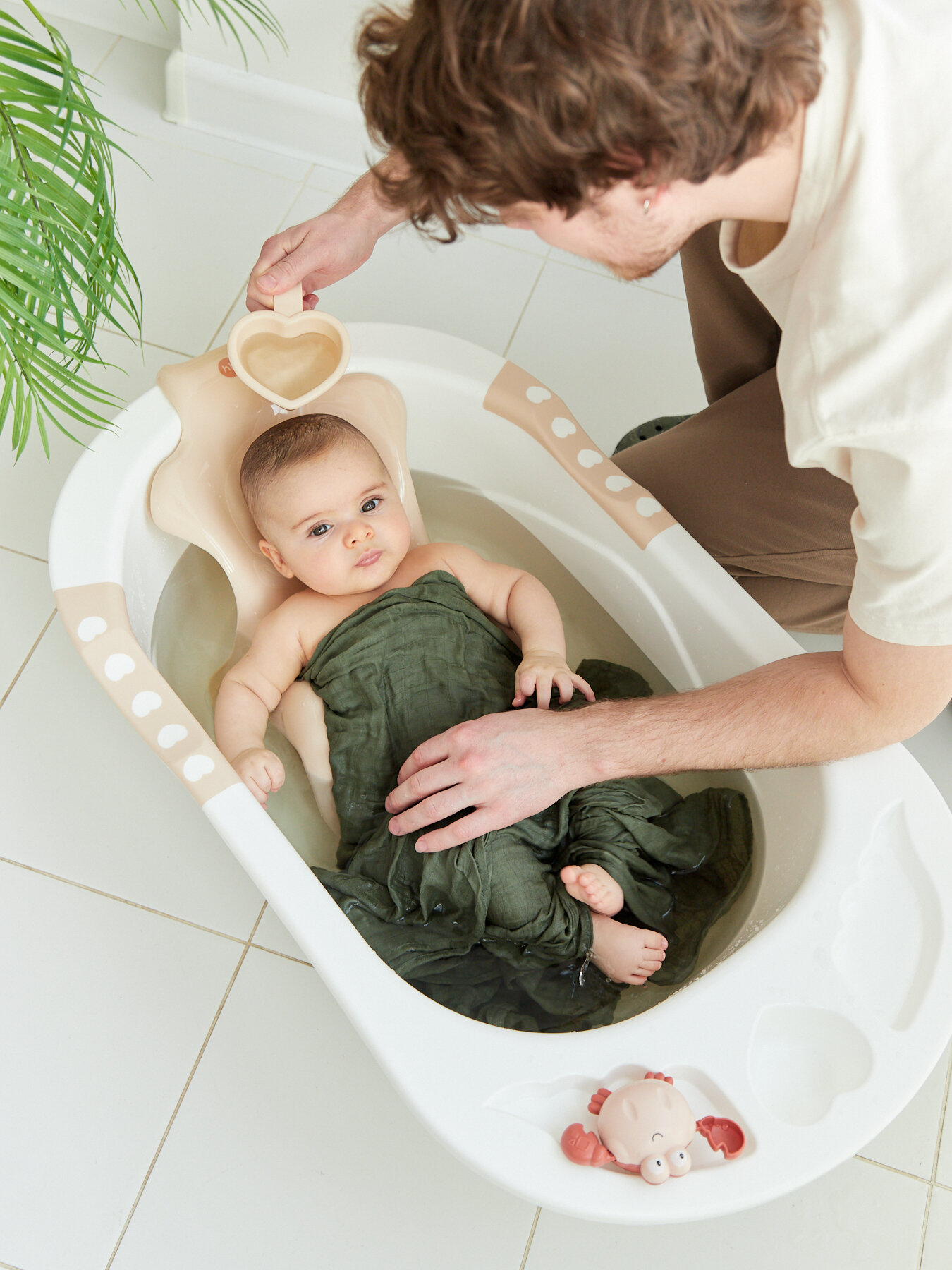 34005, Ванночка детская Happy Baby для купания Bath Comfort, 40л, съемная горка, ванна детская, со сливом, бежевый