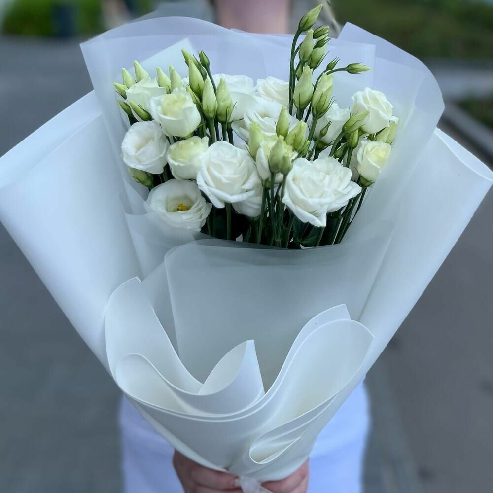 Букет из белых эустом в белой упаковке 5 штук - римская роза