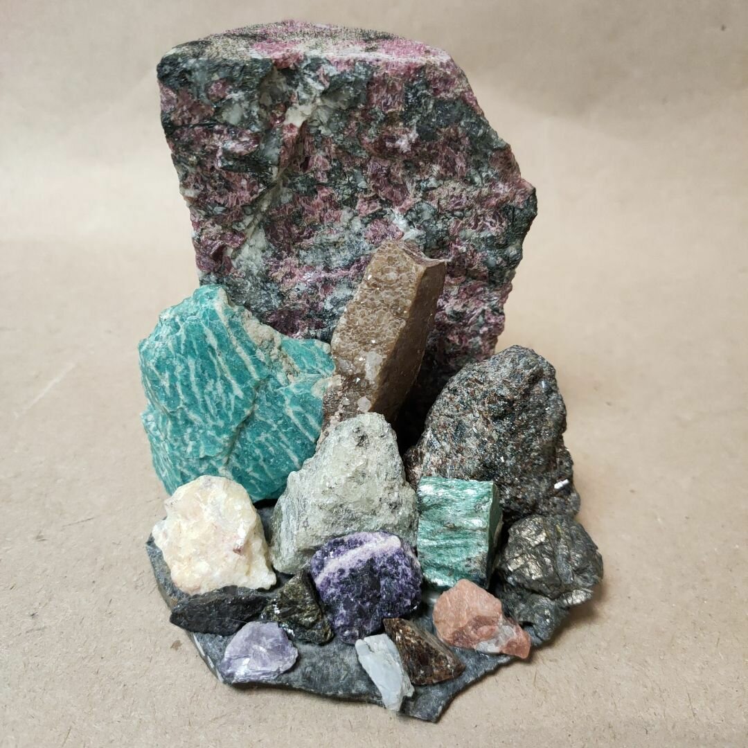 Сувенир винтажный "Горка Уральских самоцветов"