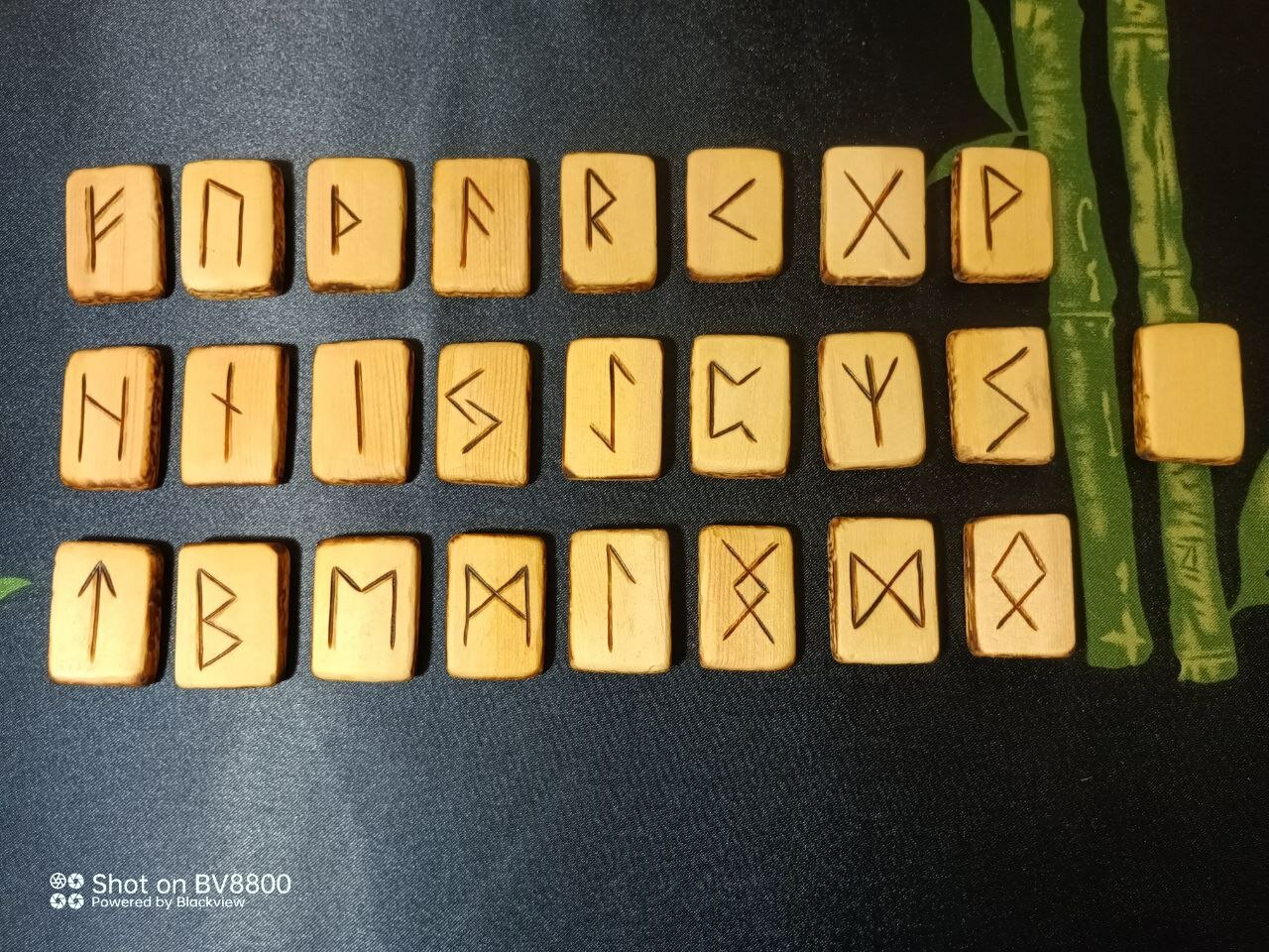 Скандинавские руны ручной работы. Старший футарк. Комплект 24 + 1 шт. Мешочек и скатерть для гадания «Вегвизир» в подарок