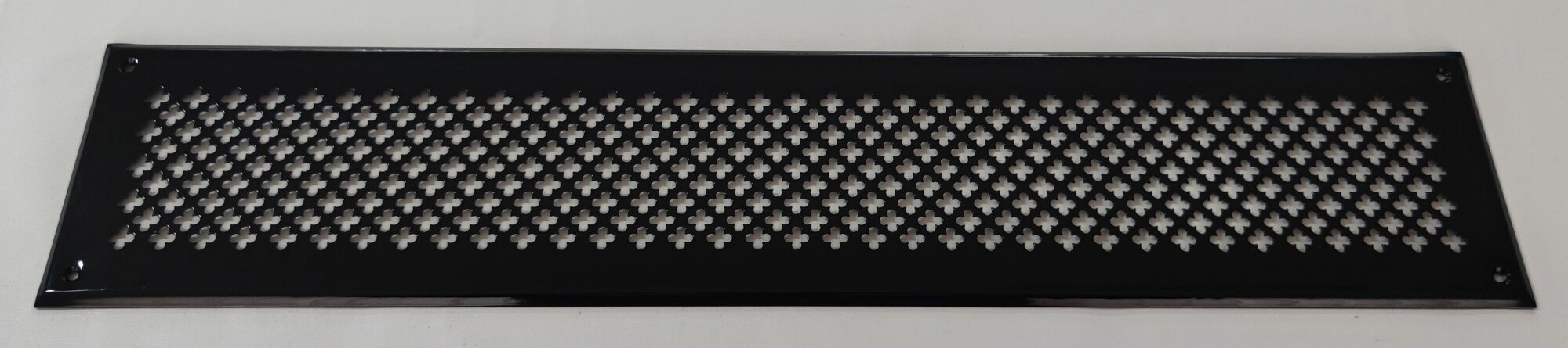 Решетка плоская с подгибом 600х120мм, перфорация Цветок 10мм, черная.