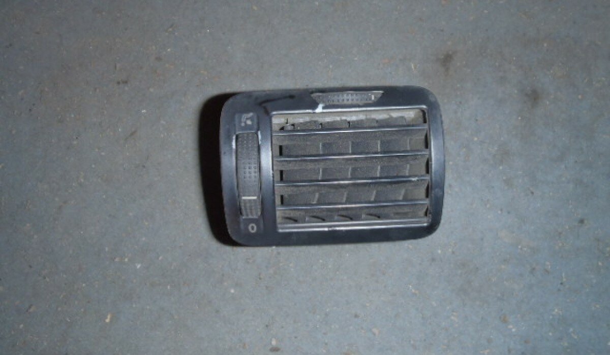 Дефлектор воздушный Passat (B5) Volkswagen 3B0819703A