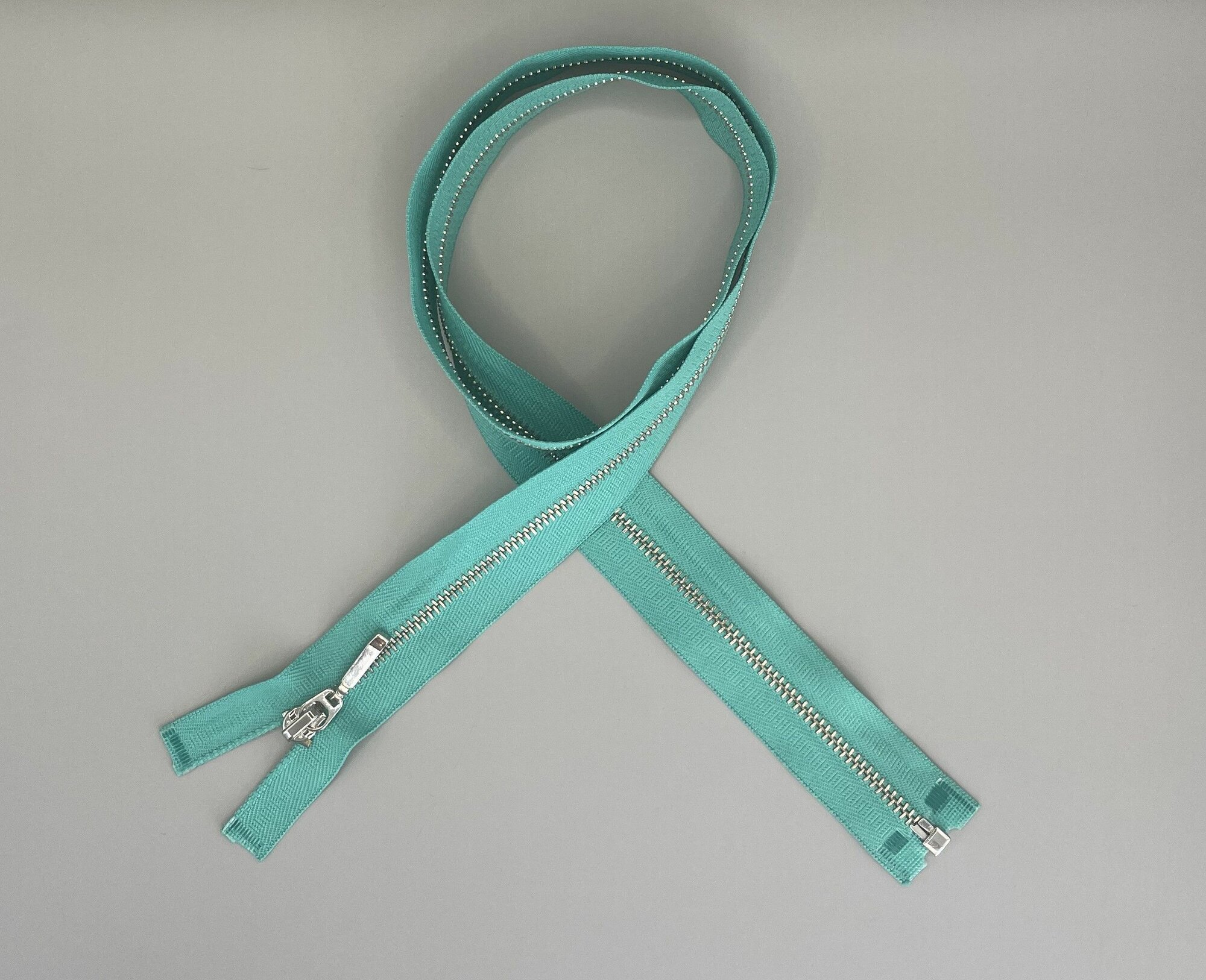 Молния металл,80см, тип 4, ярко-бирюзовый, зубья серебро,1 замок. Италия.1шт.