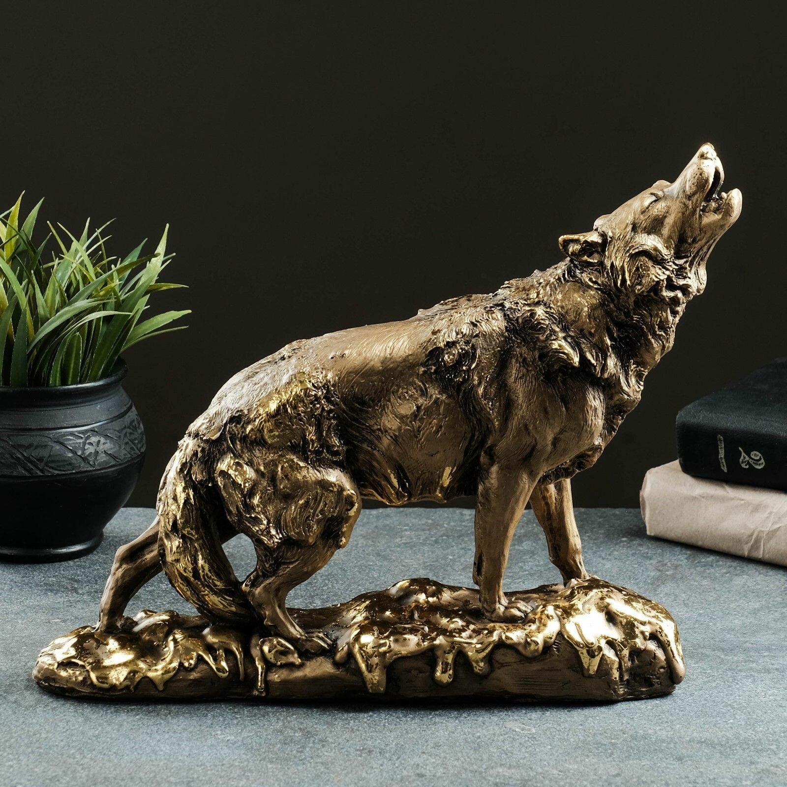Фигура литьевой мрамор "Волк воет на луну" Н-29 L-34 W-12см Цвет: Бронза с позолотой