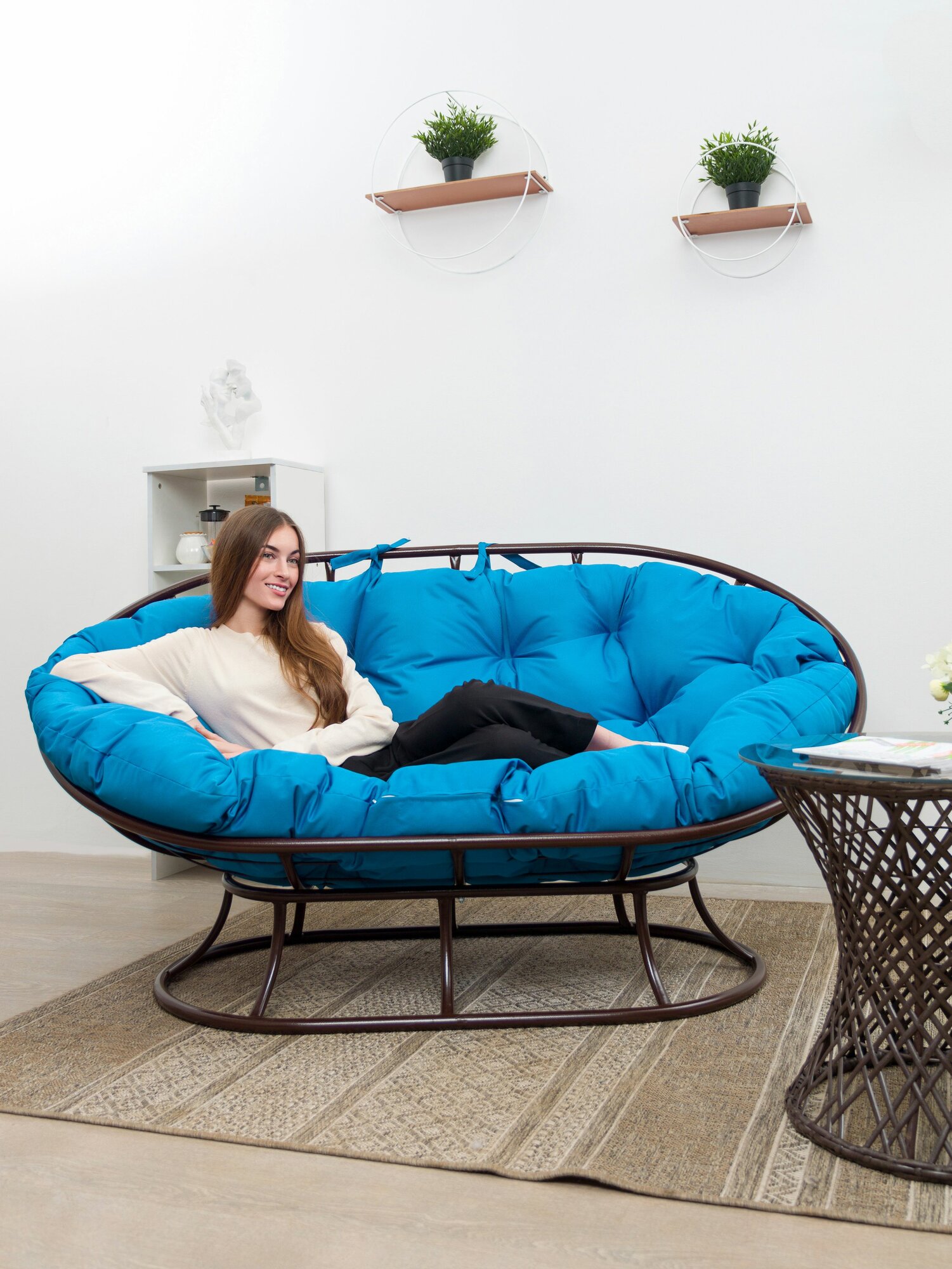 Диван мамасан без ротанга коричневое, голубая подушка