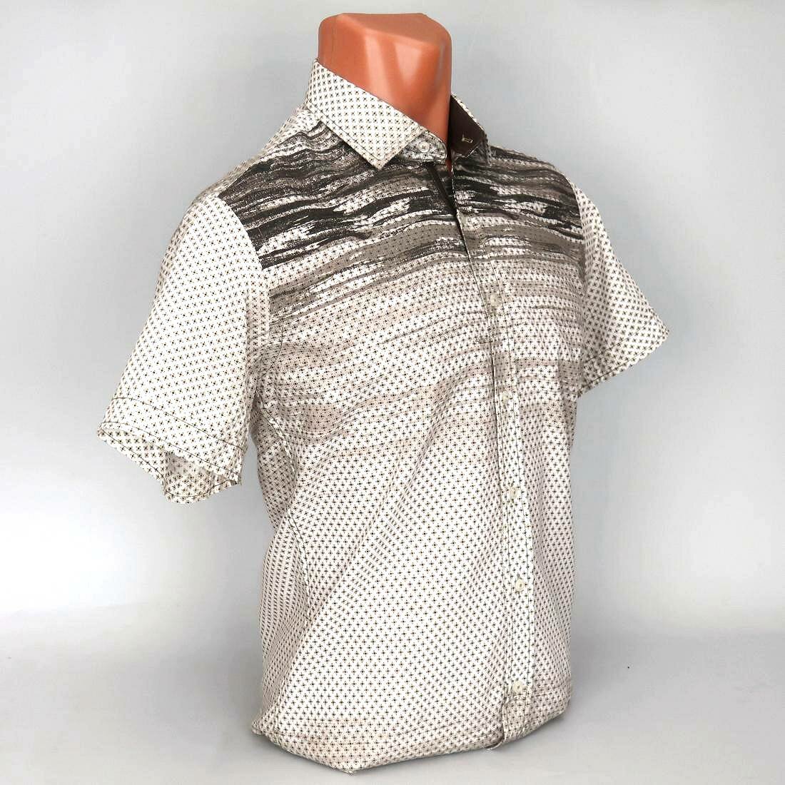 Рубашка Рубашка мужская с коротким рукавом, приталенная, светлая сорочка, на пуговицах, рубаха на любой сезон, стильный фасон одежды, коричневая, с принтом, без карманов, летняя