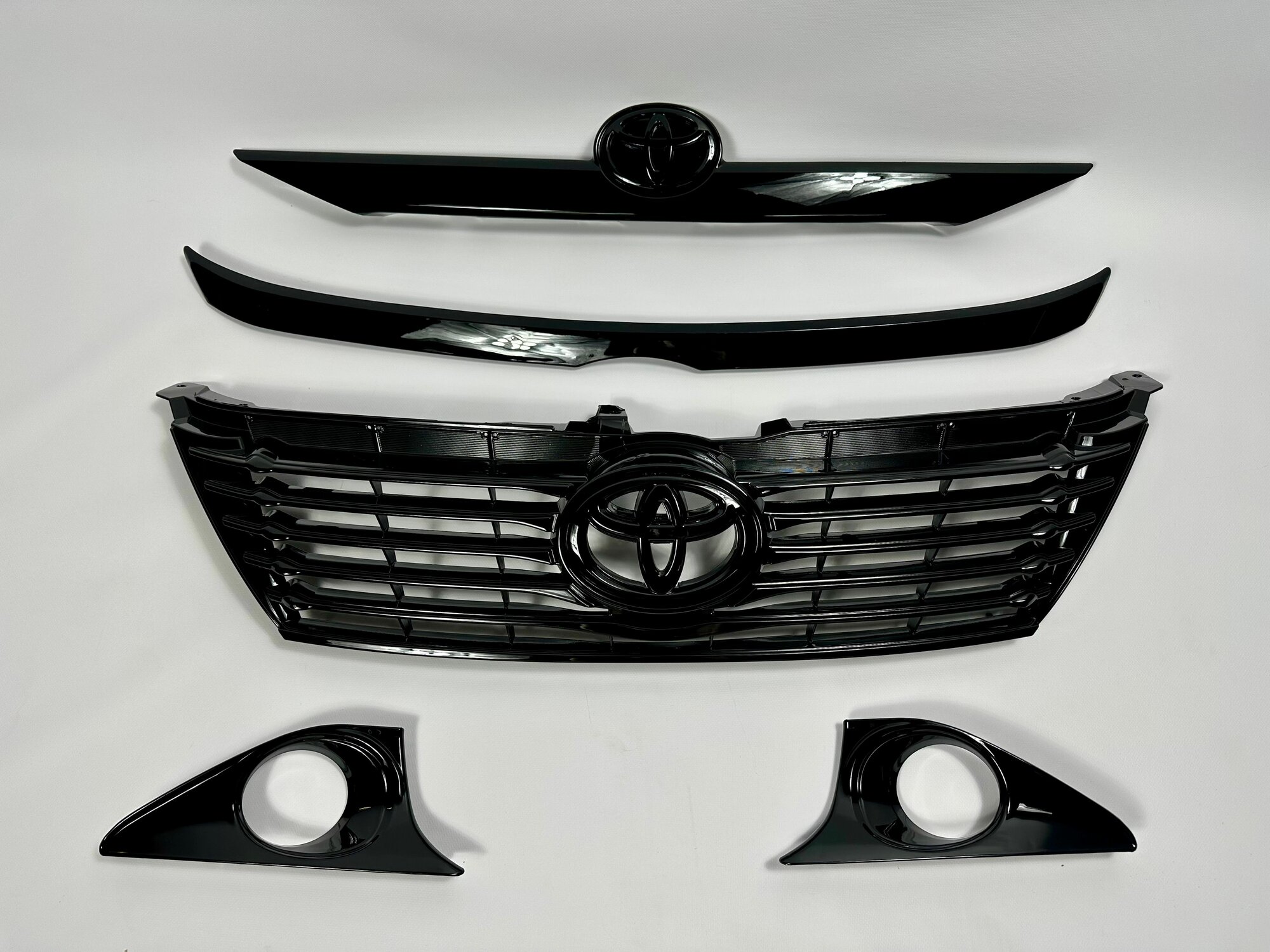 Тюнинг комплект для Toyota Camry XV50 (2011 2014) Антихром: решетка радиатора, молдинг капота, молдинг багажника, накладки на противотуманки