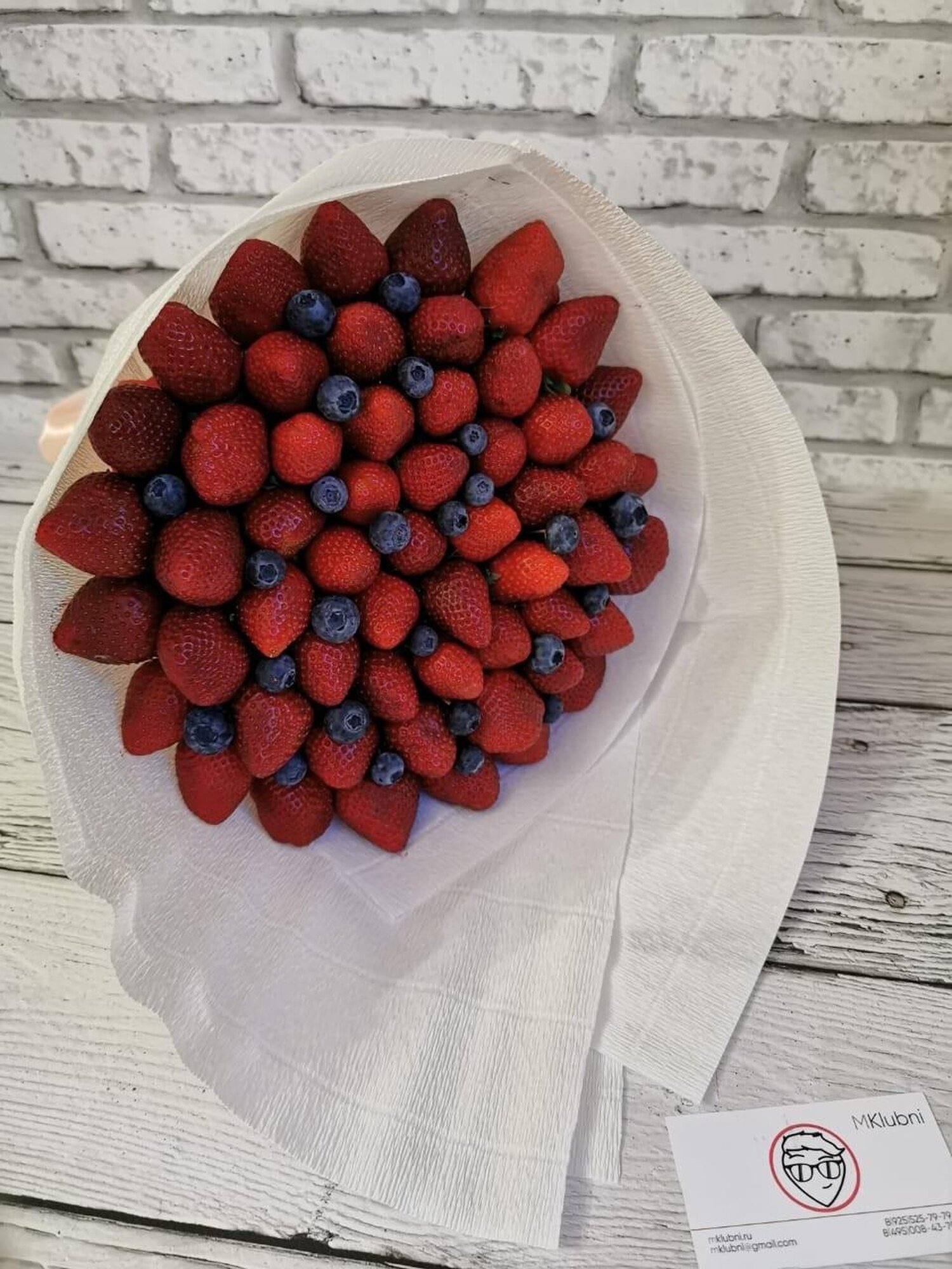 Ягодный букет Mklubni, клубника/голубика, без добавления шоколада