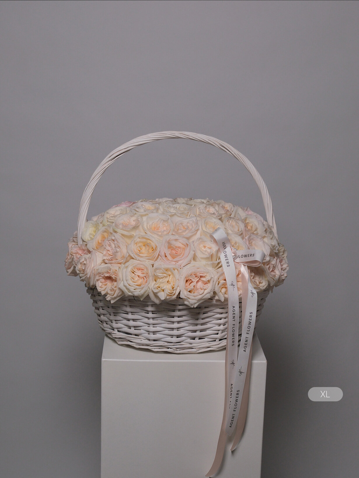 Пионовидные ароматные розы White O'Hara в корзине - XL - Без эвкалипта