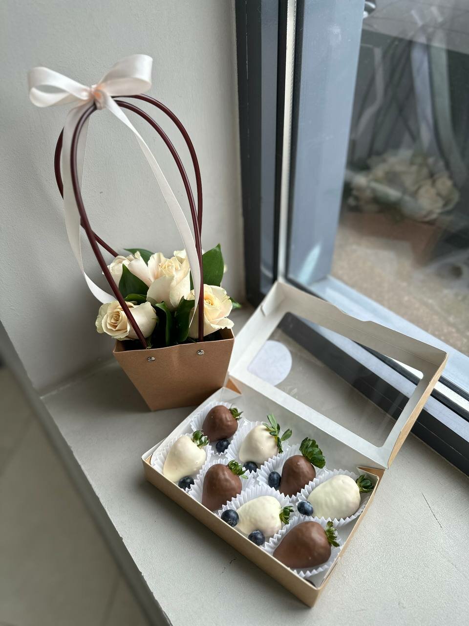 Композиция "Комбо-Набор Нежность Sweet Berry" из 5 бежевых роз и набор клубники в шоколаде